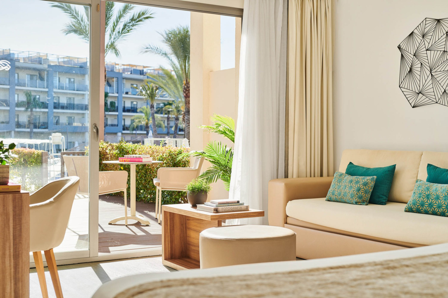 One Bedroom Swim Up Suite